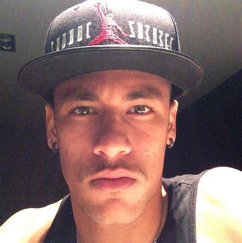 Neymar adota bigode e apresenta funk no Barça Respeita o moço