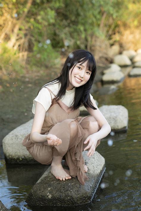 【福本莉子】美脚が透けてる美少女グラビア 美女の集い