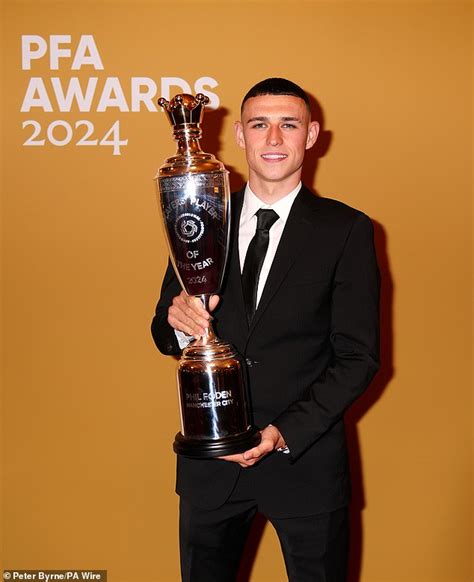 Fans Spot Huge Difference Between Kyle Walker And Rest Of Pfa Team Of