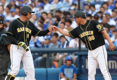 ＜d・神＞5回2死三塁、右前適時打を放ち、筒井コーチ（右）とグータッチを交わす福留（撮影・北條 貴史） ― スポニチ Sponichi