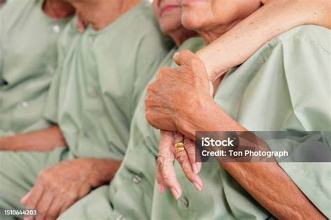 요양원에서 소파에 앉아 함께 활동하는 노인들 양로원에서 노인들을 돕는 의사와 간호사 병원이나 요양원에서 의료 서비스 간호사에