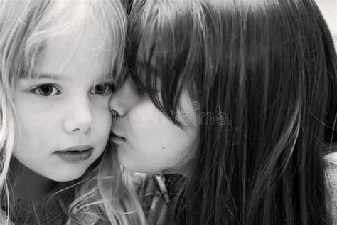 Baiser Photo Stock Image Du Enfance Jeune Filles Soeur 24519636