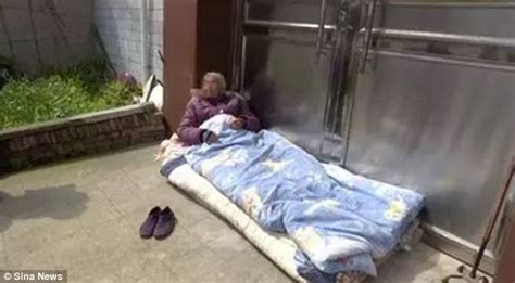 Mother Locked Outside Home By Son For Three Days In China Daily Mail