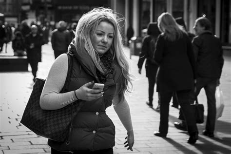 배경 화면 사람들 화이트 검은 단색화 초상화 금발의 시티 거리 도시의 그림자 도로 사진술 스코틀랜드 음정 정경 조직 머리 바람 서 있는