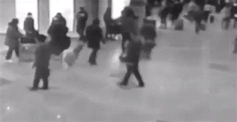 Запис от охранителна камера показва взрива на брюкселското летище