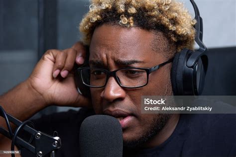 아프리카 블로거는 노트북 화면을 보면서 자신의 집 책상을 방송을 기록합니다 Radio Show에 대한 스톡 사진 및 기타 이미지
