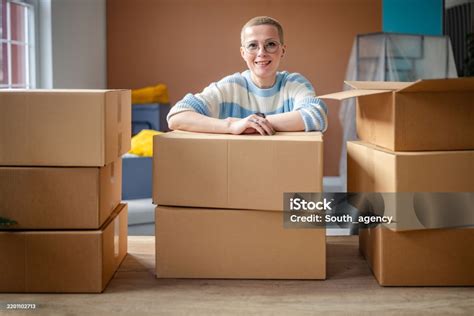젊은 여성은 주택 소유를 받아들이면서 새 아파트에서 짐을 푸는 것을 즐깁니다 가정 생활에 대한 스톡 사진 및 기타 이미지