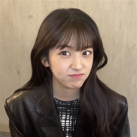 라이브 내내 볼에는 보조개 뾱 만들고 턱에는 호두 만들던 아기🤤 로그 Kimlog91