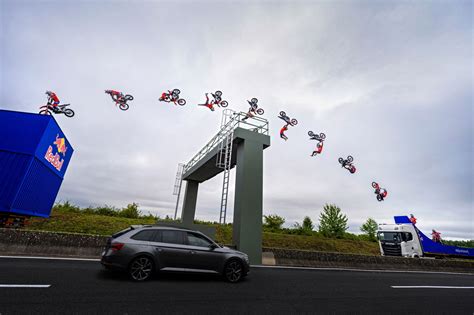 Luc Ackermann Springt Vom Umzugswagen Zum Lastwagen über Die