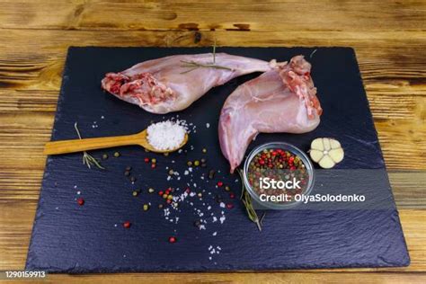 나무 테이블에 검은 슬레이트 도마에 향신료와 원시 토끼 다리 0명에 대한 스톡 사진 및 기타 이미지 0명 건강한 식생활 검은색 Istock