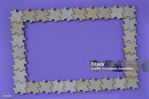 나무 퍼즐로 만든 프레임이 있는 보라색 배경 텍스트 공간을 복사합니다 플랫 레이 평면도 0명에 대한 스톡 사진 및 기타 이미지 Istock