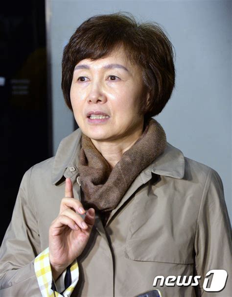 취재진 질문에 답하는 최경희 이대 총장 뉴스1