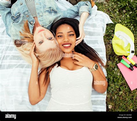 Zwei Junge Hübsche Teenager Mädchen Beste Freunde Die Verlegung Auf