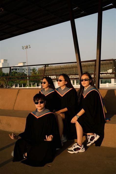 ปักพินโดย Nisa Jemin ใน Grad Photoshoot ท่าโพส สไตล์การแต่งหน้า ผม