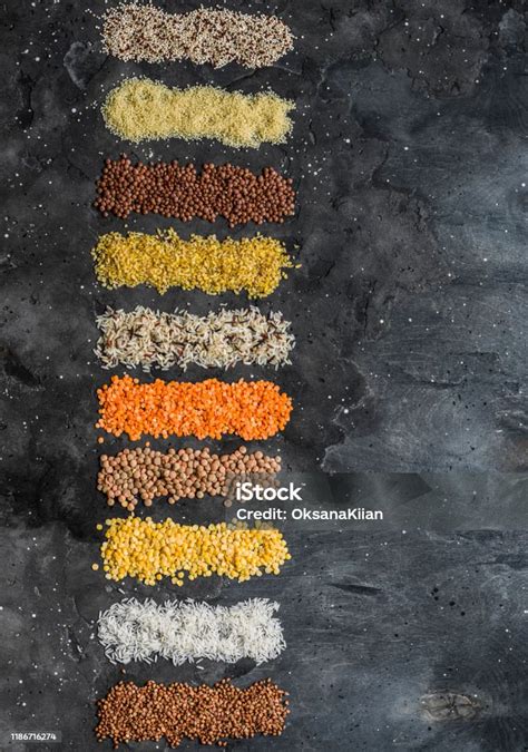 곡물 곡물의 다양한 벌거 쌀 퀴노아 렌즈콩 쿠스쿠스 메밀 어두운 배경 상단보기 단백질 식품 개념 불가 밀에 대한 스톡 사진 및 기타 이미지 Istock