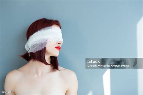 젊은 여성의 붕대 눈 개념적 실내 초상화 아무것도 눈치 채지 못하는 사람 성형 또는 선택 적 눈 수술 후 환자 그녀의 머리에