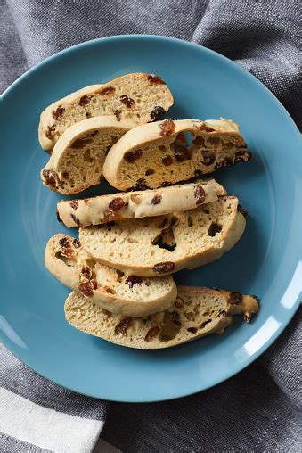 블루 플레이트 평면도에서 집에서 만든 맛 있는 이탈리아 비스코 티 또는 Cantucci 갈색에 대한 스톡 사진 및 기타 이미지 갈색 건포도 달콤한 음식 Istock