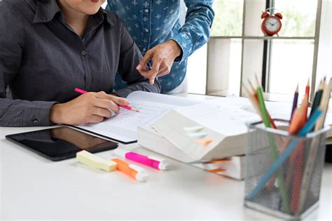 실망 어린 학생 들 캠퍼스 또는 급우의 이미지 도움이 친구 잡고 통합 하 고 교실에서과 외 학습 교육 학습 사람 기술 교육 학교 개념 강사에 대한 스톡 사진 및 기타 이미지
