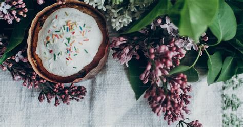 행복한 부활절 라일락 꽃과 소박한 배경에 부활절 케이크 평면도 텍스트 공간 인사말 카드 개념 사진 Unsplash의 녹색 색상 이미지