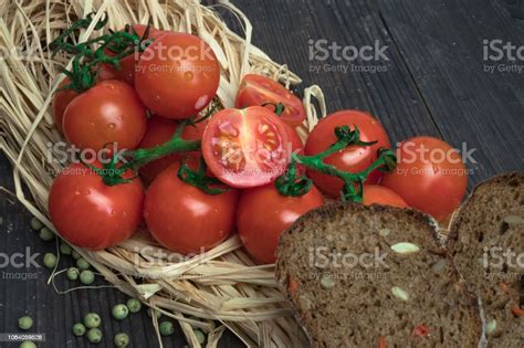 소박한 스타일 야채 선택 Focusseason에에서 오래 된 나무 테이블에 작은 빨간 체리 토마토의 구성 0명에 대한 스톡 사진