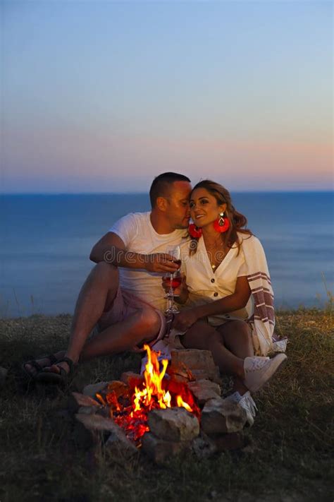 Hermosa Pareja Enamorada En La Playa Por La Noche Foto De Archivo