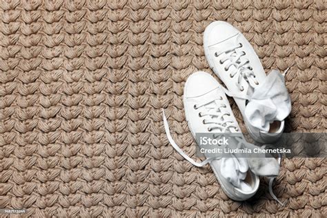 실내에서 짠 매트에 더러운 양말이 달린 운동화 평면도 텍스트를 위한 공간 신발에 대한 스톡 사진 및 기타 이미지 신발 매트 실내 장식 향기로운 Istock