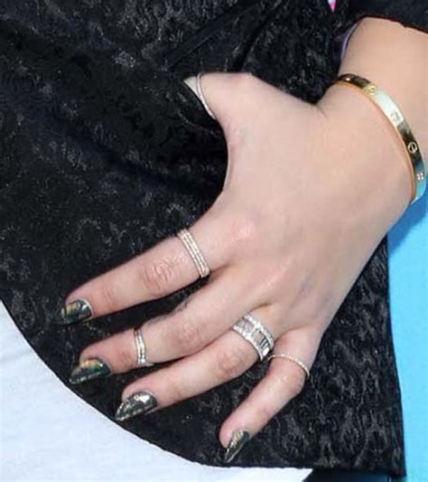 6 Best Celebrity Finger Tattoos Design Ideas For Women