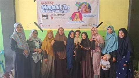 Kampung Komunitas IP Aceh Latih Ibu Ibu Jahit Tas Dari Bahan Tak