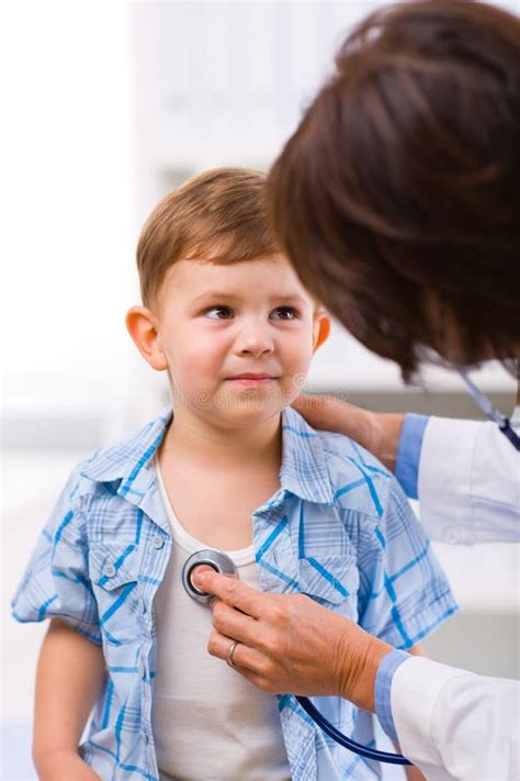 Examen De Docteur Denfant Photo Stock Image Du Attrayant 7777614