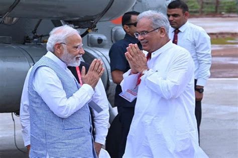 Pm Narendra Modi Visit In Chhattisgarh एयर स्ट्रिप पर पीएम मोदी की