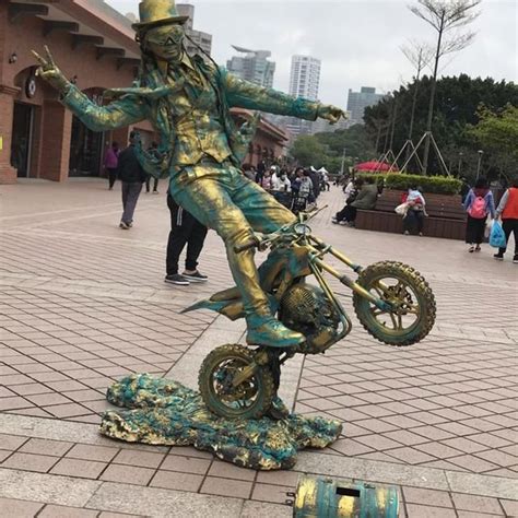 以前我因為社區管委會貪污我去里長警察局區公所和新北市政府檢舉幾次都沒用貪污管會主委副主委財委在社區掛鉤保全隨時注意盯我出入連