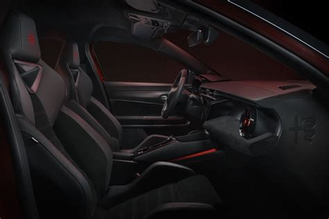 Gewicht Alfa Romeo Junior 2025 Ibrida Q4 145 Pk AWD Autotijd Be