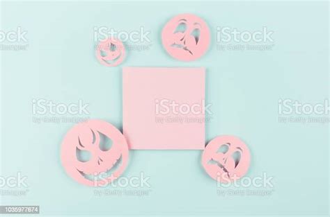 잘라 종이의 디자인에 대 한 서식 파일 할로윈 재미 Emoji와 트렌디한 핑크 빈 사각형 레이블 파스텔 녹색 배경에 얼굴 10