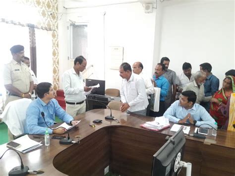Applicants Told Problems To The Collector In Public Hearing जनसुनवाई