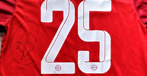 Thomas Müllers Persönliches Fc Bayern Trikot Mit Signatur