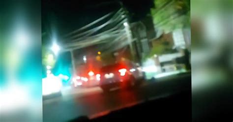 Vehículo chocó contra poste de luz en pleno centro de Los Ángeles El