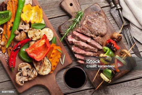 Sayuran Panggang Dan Steak Daging Sapi Foto Stok Unduh Gambar