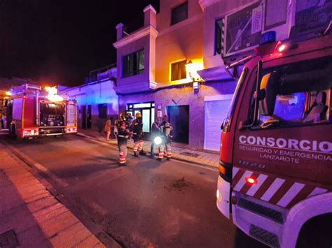 Dos Personas Evacuadas Por Inhalar Humo En El Incendio De Una Vivienda En Arrecife Diario De