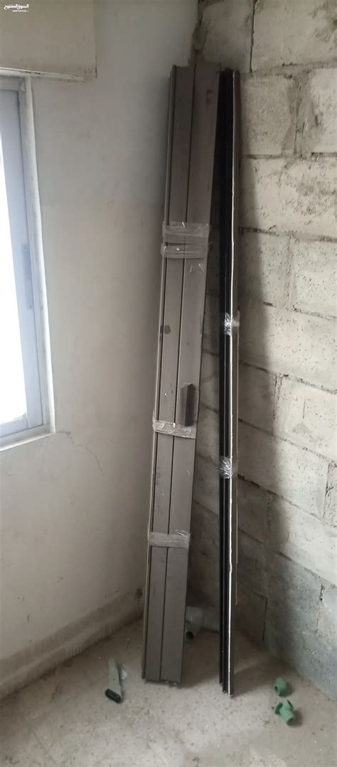 باب اكورديون مترين بمتر بحال لجديد مع 4 ثريات للبيع 237255038