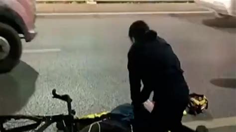 骑行男子晕倒路边，下班女警跪地救人所有人澎湃新闻 The Paper