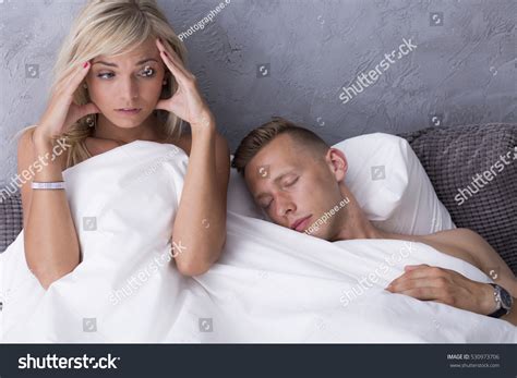 Erschütterte Nackte Frau Im Bett Während Stockfoto 530973706