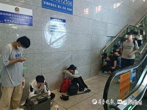 泰安高铁站近9成都是按摩椅，网友：爬完泰山没找到座就坐地上旅客座椅候车厅
