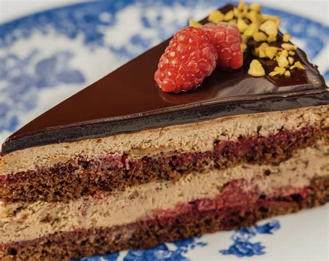 Шоколадный торт с вишней и бергамотом из ресторана Pinskiyandco