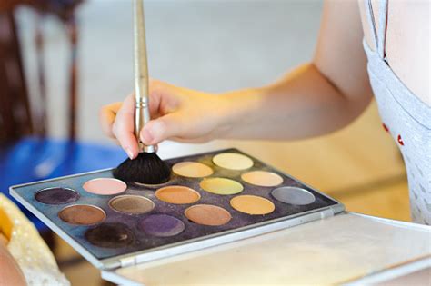 아이섀도우와 브러쉬 전문 팔레트 다 색된 눈 그림자입니다 전문 스타일 리스트 메이크업은 갈색에 대한 스톡 사진 및 기타 이미지 갈색 개체 그룹 검은색 Istock