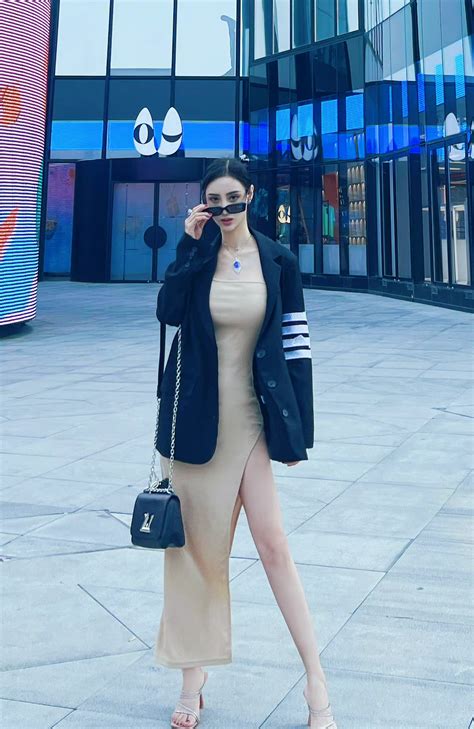 “中国美腿车模”吴春怡身穿米色高开衩长裙，大庭广众下玩劈腿 哔哩哔哩