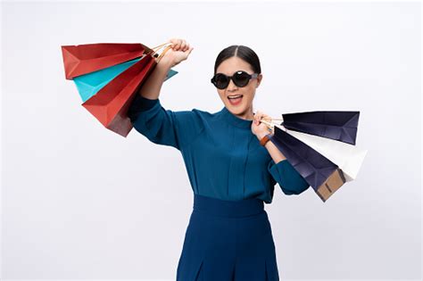 하얀 배경에 고립된 쇼핑백을 들고 선글라스를 끼고 웃고 있는 아시아 여성 가방에 대한 스톡 사진 및 기타 이미지 가방 경제