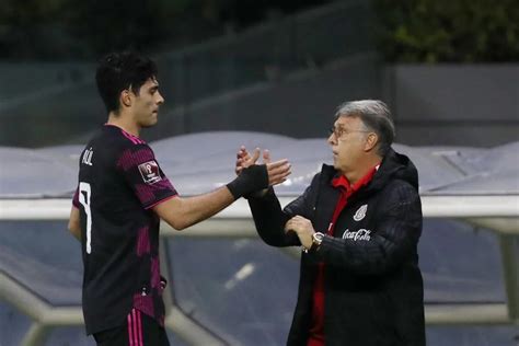 Raúl Jiménez respaldó a Gerardo Tata Martino No es como que se pueda meter y hacer gol