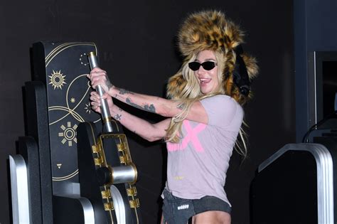 En Porte Jarretelles Et Cuissardes Kesha Fait Le Show à Lempire State