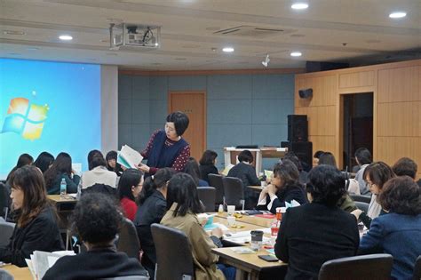 「책 읽어 주세요」 운영자 3차 워크숍이 11월 2일부터 3일까지 2일간 국립어린이청소년도서관 4층 강당에서 운영됩니다 첫 날인 오늘은 책 읽어주기의 필요성과 효과 와