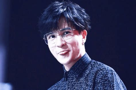 薛之谦滥用明星特权？坐高铁被困，工作人员拆门救援，评论区沦陷网友费用老薛